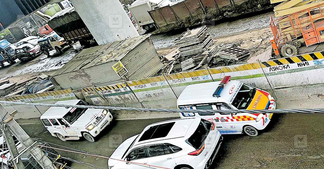 ഉയരപ്പാത നിർമാണം: ആകെക്കുരുങ്ങി അരൂർ; കുരുക്കിൽപ്പെട്ട വാഹനങ്ങളിൽ ആംബുലൻസും | Aroor traffic ...