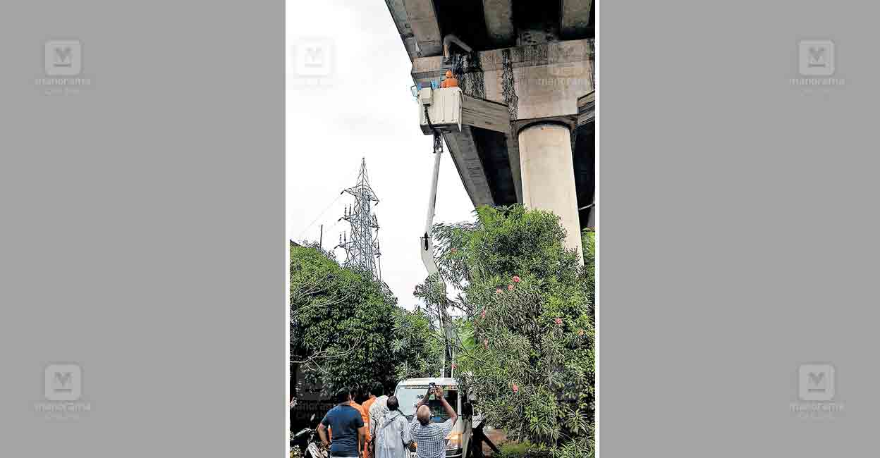പാർക്ക് ചെയ്തിരുന്ന ചരക്ക്‌ലോറിയിലൂടെ മുകളിലേക്ക് കയറി, മെട്രോ പില്ലറി ...