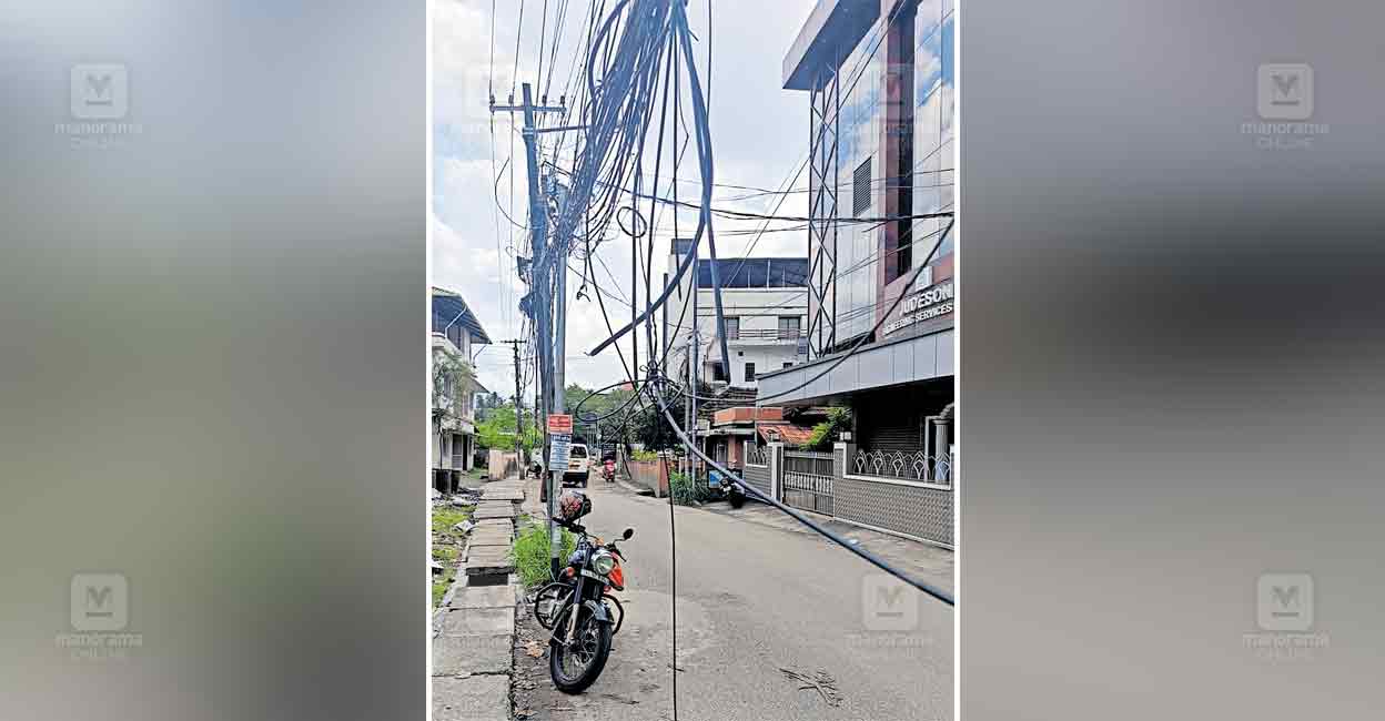 അഴിയാക്കുരുക്കായി സർവീസ് കേബിളുകൾ; എസ്എ റോഡിലെ നടപ്പാതകളിൽ സ്ഥിതി ...