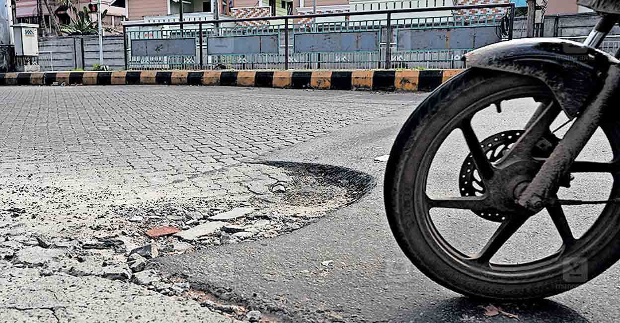 കലൂർ – കടവന്ത്ര റോഡ്: കട്ട ദുരിതം; ഇന്റർലോക് കട്ടകൾക്കിടയിൽ വിടവ് ...