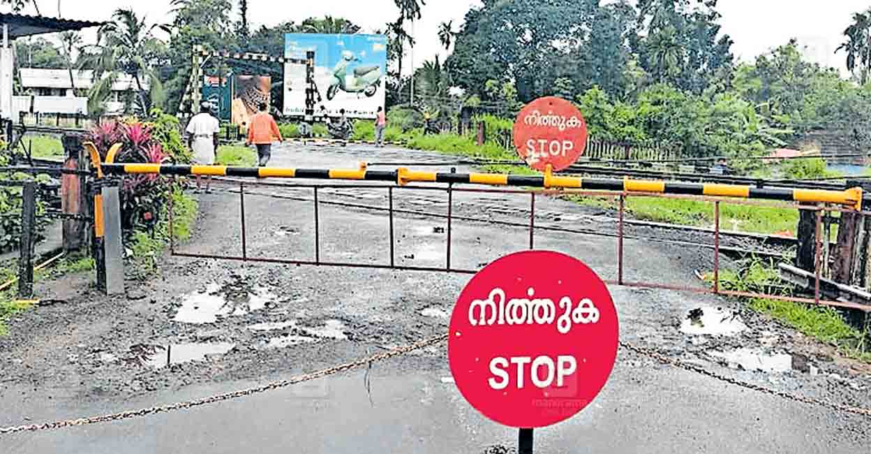 പുറയാർ റെയിൽവേ മേൽപാലം നിർമാണോദ്ഘാടനം; ആലുവ- കാലടി റോഡിലെ മേ ...