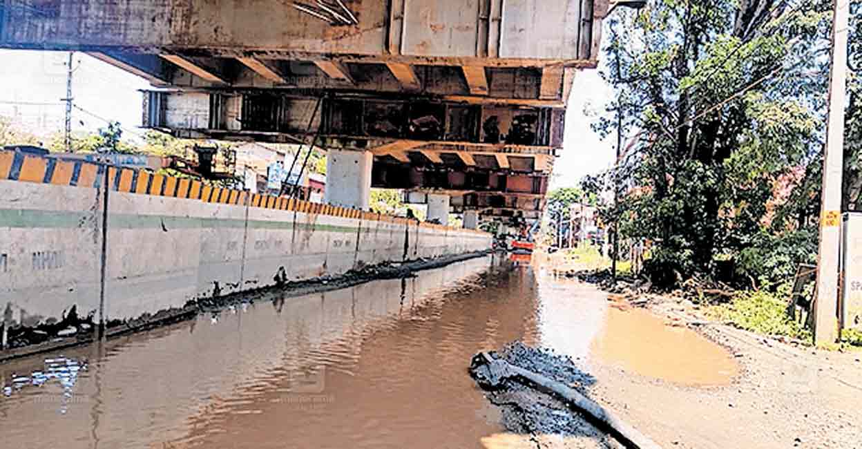 ചന്തിരൂരിൽ ദേശീയപാത തകർന്നു, ഗതാഗതം നിരോധിച്ച് മുന്നറിയിപ്പ് ബോർഡ് ...