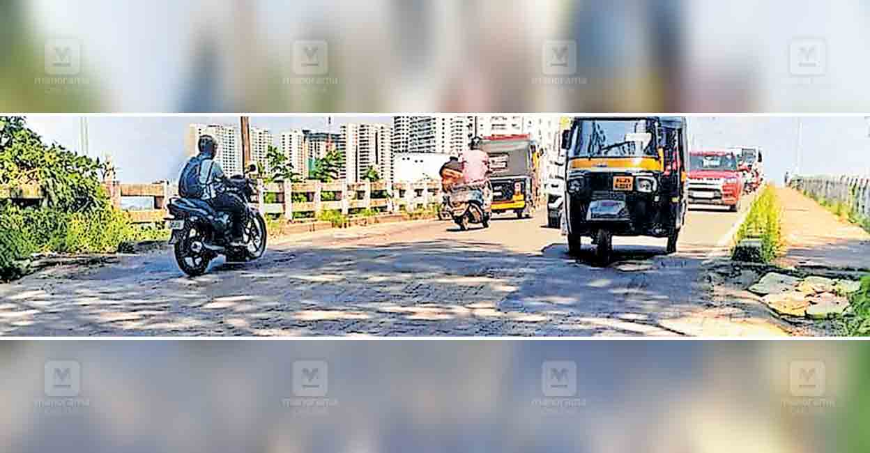 ഗോശ്രീ ഒന്നാംപാലത്തിന്റെ അപ്രോച്ച് റോഡ് താഴ്ന്ന് വീണ്ടും ...