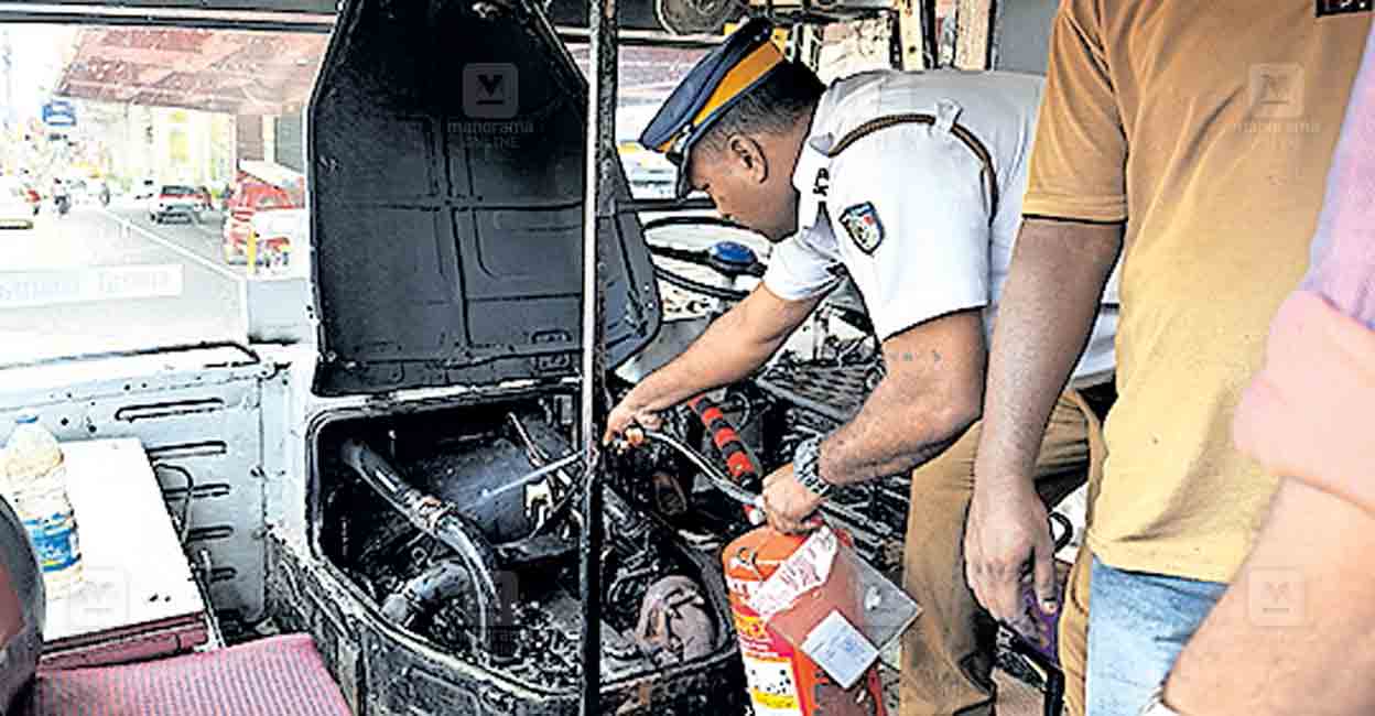സ്വകാര്യ ബസിൽ തീയും പുകയും; അസി.കമ്മിഷണറുടെ നേതൃത്വത്തിൽ തീ അണച്ചു ...