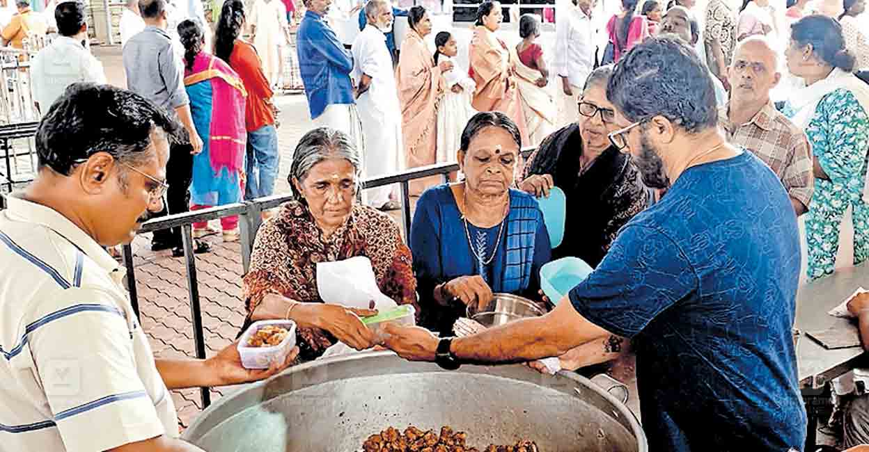 അനുഗ്രഹത്തിന്റെ പെരുന്നാളിന് ആയിരങ്ങളെത്തി | Karingachira Church Feast ...