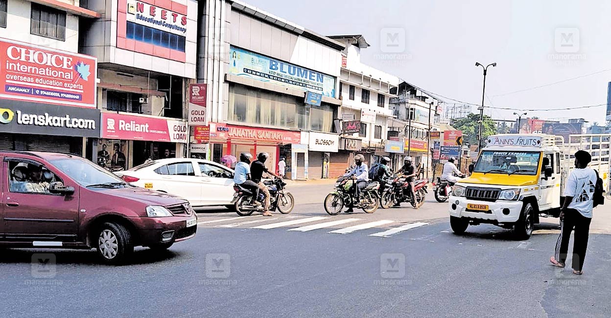 അങ്കമാലി ബാങ്ക് ജംക്‌ഷനിലെ അപകടസാധ്യത ഗുരുതരം | Angamaly | Bank ...