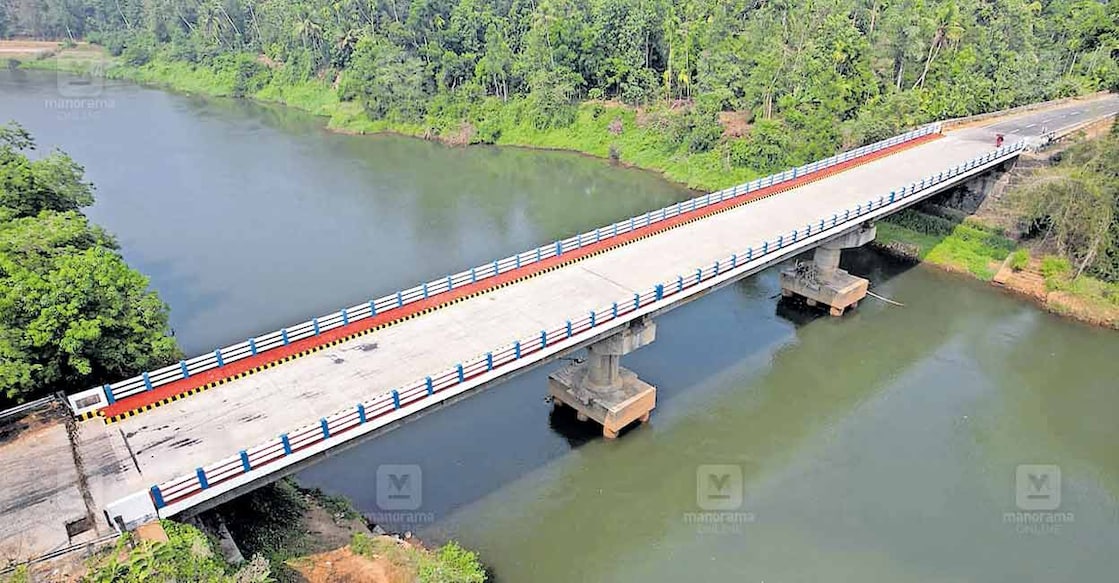 കിഴുമുറി കടവിൽ പാലം നാളെ കരതൊടും | Kizhumuri Kadavu Bridge | Piravom ...