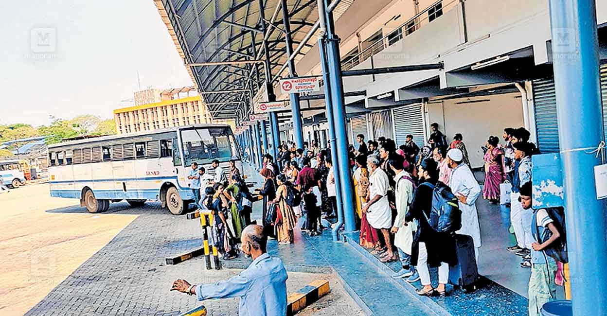 യാത്രക്കാരെ വലച്ച് കെഎസ്ആർടിസി പണിമുടക്ക് | Aluva KSRTC strike | Aluva ...