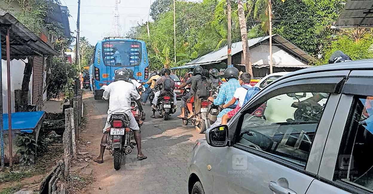 ഉയരപ്പാത നിർമാണം: അരൂർ റോഡുകളിൽ കുരുക്കും തകർച്ചയും | Thuravoor-Aroor elevated highway | traffic ...