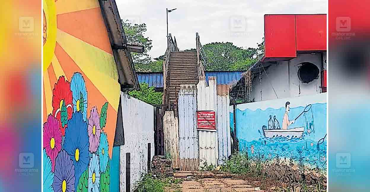 ആലുവയിലെ റെയിൽവേ നടപ്പാലം അടച്ചിട്ട് 5 മാസം; പാലം അറ്റകുറ്റപ്പണിക്കു ...