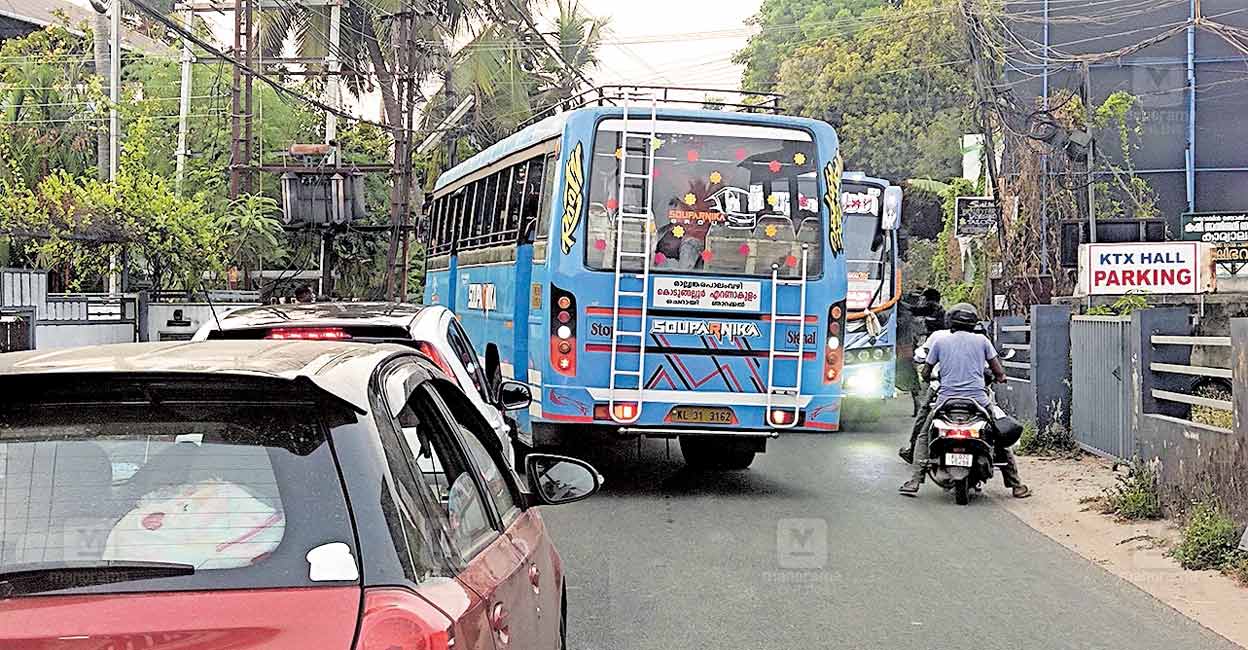 അപകട ഭീഷണി ഉയർത്തി സ്വകാര്യ ബസുകളുടെ അമിതവേഗം | Vypin | private buses ...