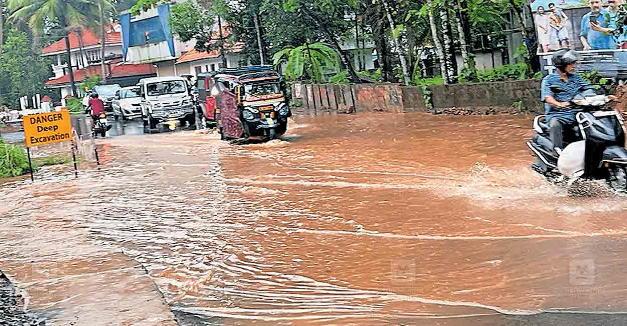 ധനുഷ്കോടി റോഡിലും എംസി റോഡിലും വെള്ളക്കെട്ട് | Muvattupuzha | Kochi ...