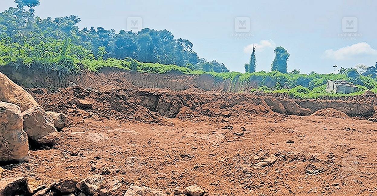 വെളിയനാട്ട് അനധികൃത മണ്ണെടുപ്പ് | Piravom | Veliyanad | Illegal sand ...