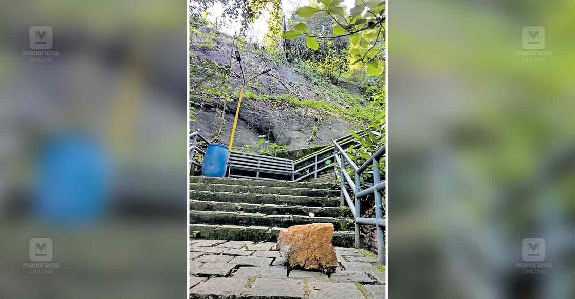 അരീക്കൽ വെള്ളച്ചാട്ടത്തിലേക്കുളള നടപ്പാതയിൽ പാറ അടർ‌ന്നു വീണു | Piravom ...