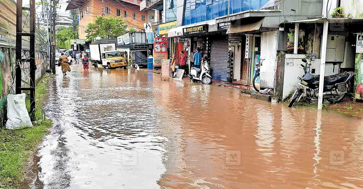 കനത്ത മഴയിൽ മുങ്ങി റോഡും നാടും | Aluva floods | Aluva waterlogging ...