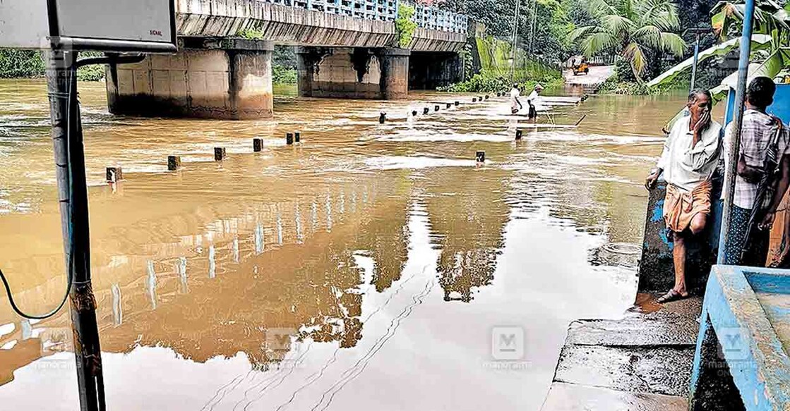 കരകവിഞ്ഞെത്തി മൂവാറ്റുപുഴയാർ; മഴയും മലങ്കര ഡാമിന്റെ ഷട്ടറുകൾ തുറന്നതും ...