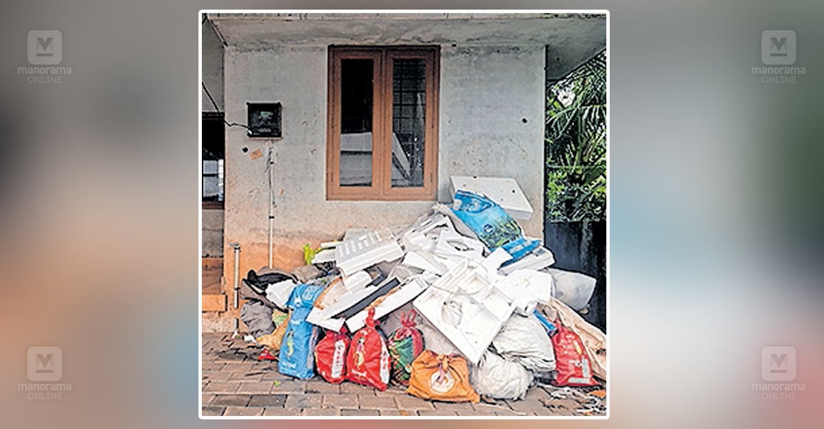 വാളകം വൈദ്യശാലപ്പടിയിൽ സാംസ്കാരിക നിലയത്തിന് മുന്നിൽ മാലിന്യം തള്ളി ...