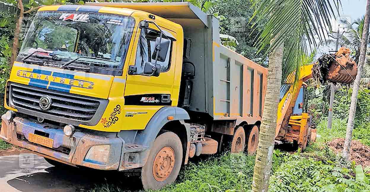 നാട്ടുകാർ ശക്തമായി എതിർത്തു; തള്ളിയവർ തന്നെ മാലിന്യം നീക്കി ...