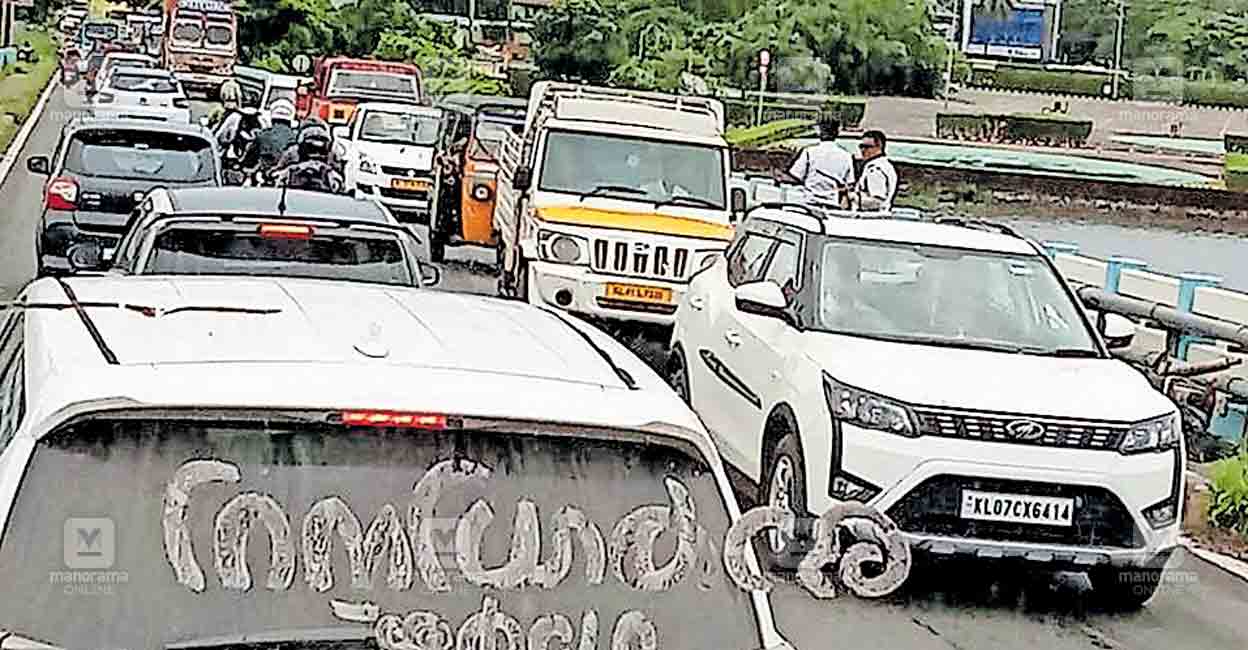 ഗോശ്രീ ഒന്നാം പാലത്തിൽ ഗതാഗതക്കുരുക്ക്; വാഹനയാത്രികർ വലയുന്നു | Gosree ...