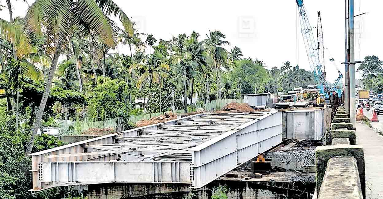 ദേശീയപാത 66 നിർമാണം: മൂത്തകുന്നം – കോട്ടപ്പുറം പാലത്തിൽ സ്റ്റീൽ ഗർഡറുക ...
