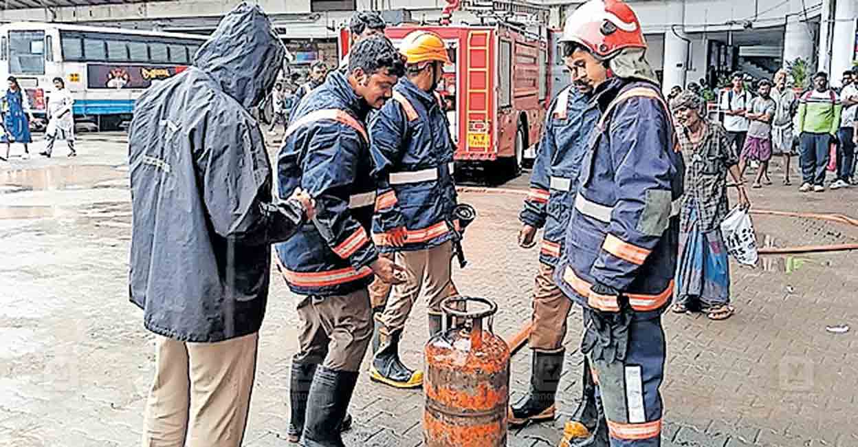 കെഎസ്ആർടിസി സ്റ്റാൻ‍ഡിലെ ഭക്ഷണശാലയിൽ തീപിടിത്തം | Angamaly | KSRTC ...