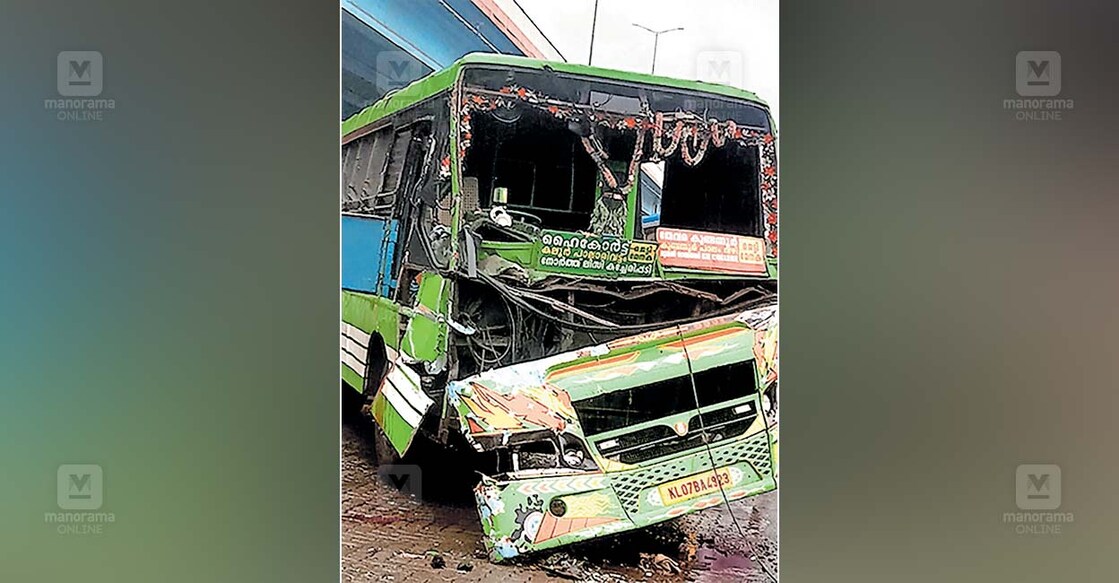 ബസ് മിനിലോറിയിലിടിച്ച് ബസ് ഡ്രൈവർ മരിച്ചു | കുണ്ടന്നൂർ അപകടം | ബസ് അപകടം | റോഡ് അപകടം ...