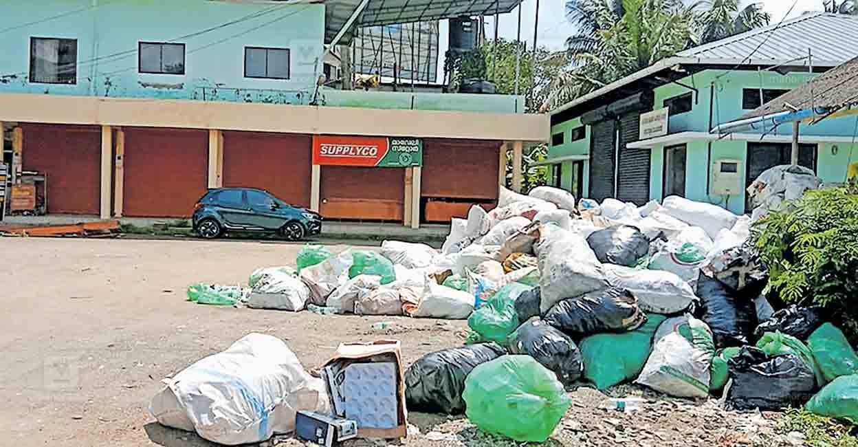 പ്ലാസ്റ്റിക് മാലിന്യത്താൽ വലഞ്ഞ് അത്താണി ടൗൺ മാർക്കറ്റ് | Nedumbassery ...