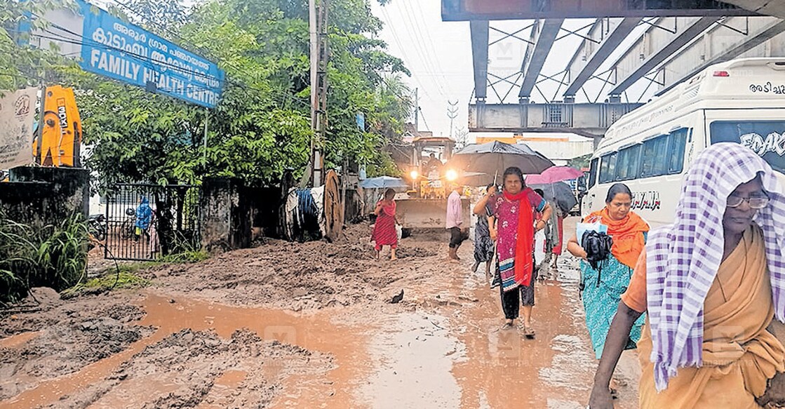 അരൂർ ക്ഷേത്രം കവലയ്ക്കു സമീപം സർവീസ് റോഡ് ചെളിക്കുഴി | Aroor ...