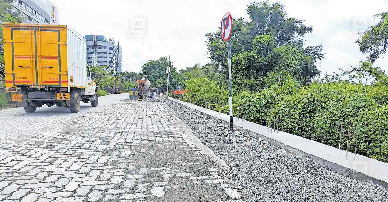 ബണ്ട് റോഡിലൂടെ വണ്ടി ഓടിത്തുടങ്ങി; അവസാനിക്കുന്നത് ഏറെ നാളത്തെ യാത്രാ ...