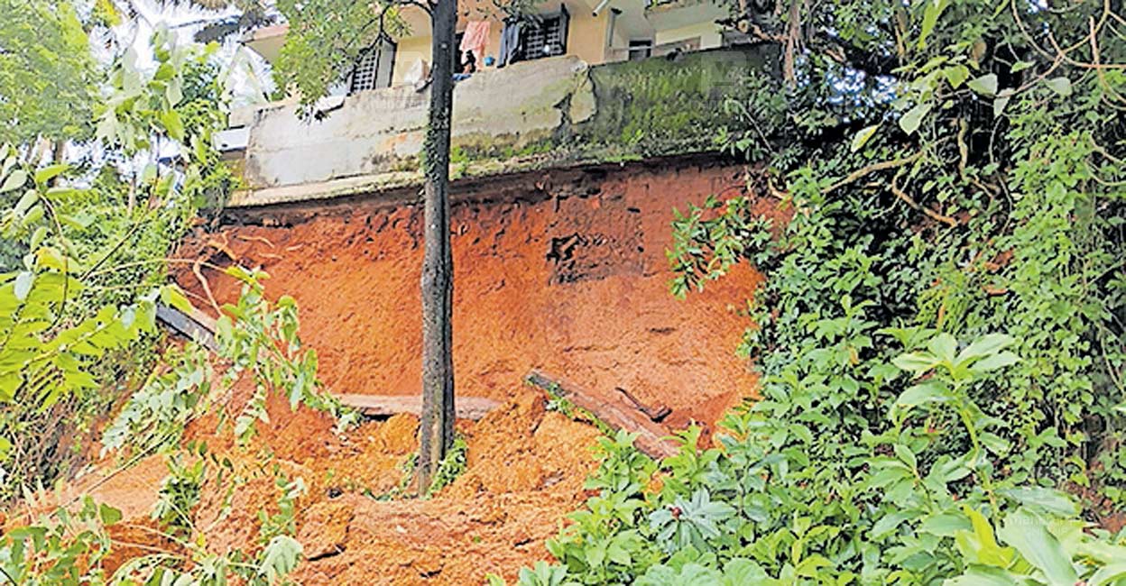 തേവയ്ക്കലിൽ മണ്ണിടിഞ്ഞു, വീടുകൾക്കു ഭീഷണി | Kalamassery landslide ...