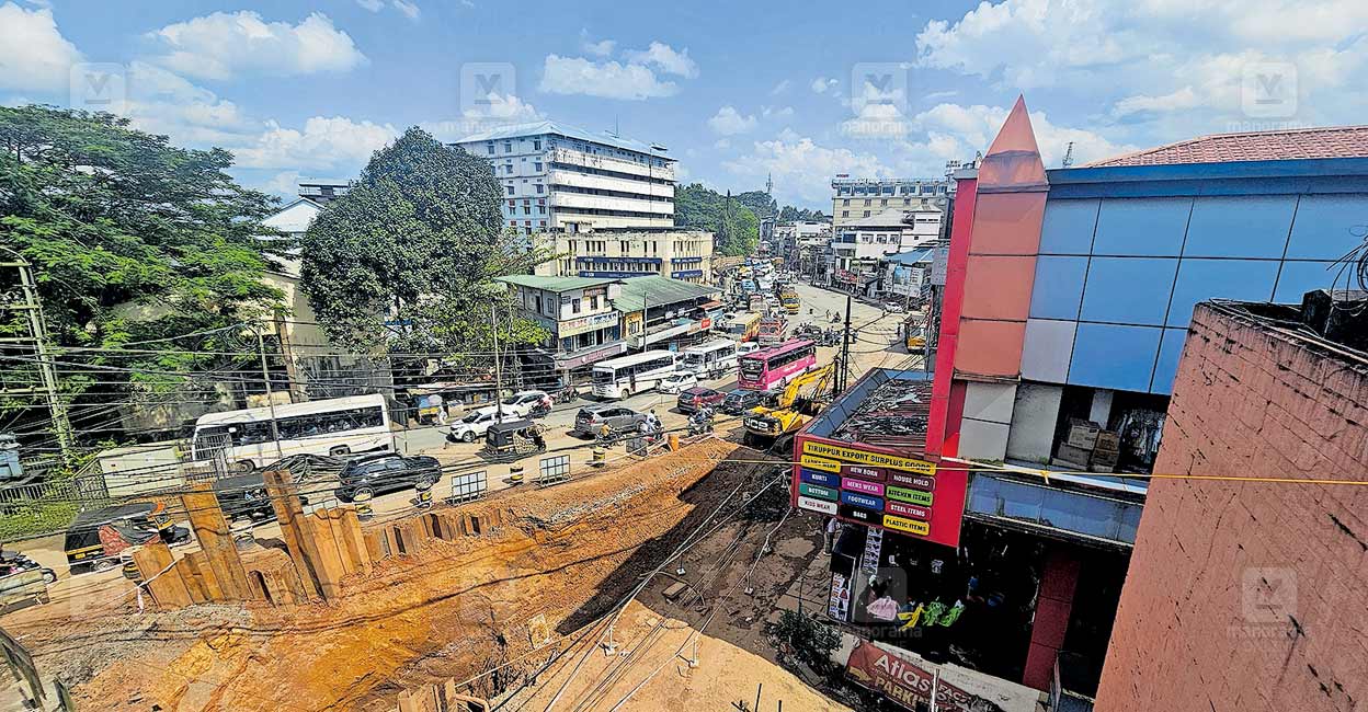 30 അടിയോളം താഴ്ചയും 40 അടി നീളവും ഉള്ള ഒരു കിടങ്ങായി മൂവാറ്റുപുഴ റോഡിലെ ...