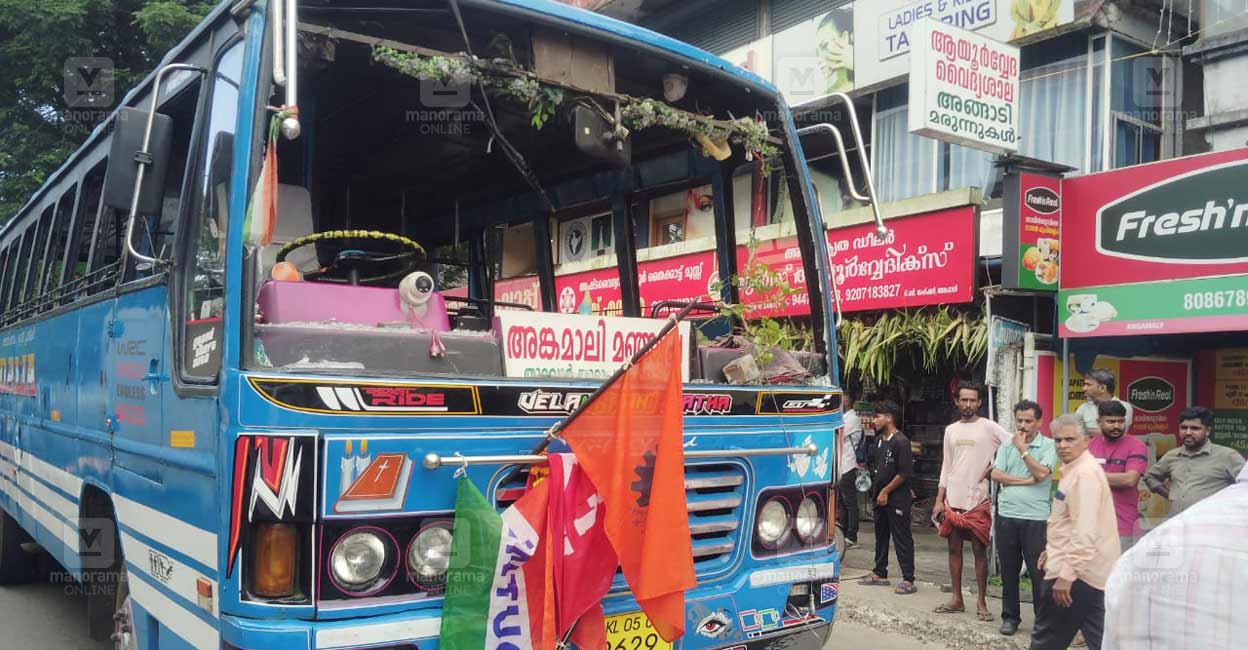 അങ്കമാലിയിൽ പണിമുടക്കിനിടെ ഓടിയ സ്വകാര്യ ബസിനു നേരെ കല്ലേറ്; ചില്ല് തക ...