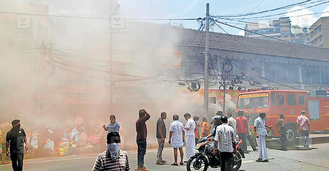 താൽക്കാലിക തുണിക്കടയിൽ തീപിടിത്തം; കട കത്തിനശിച്ചു | Aluva fire ...