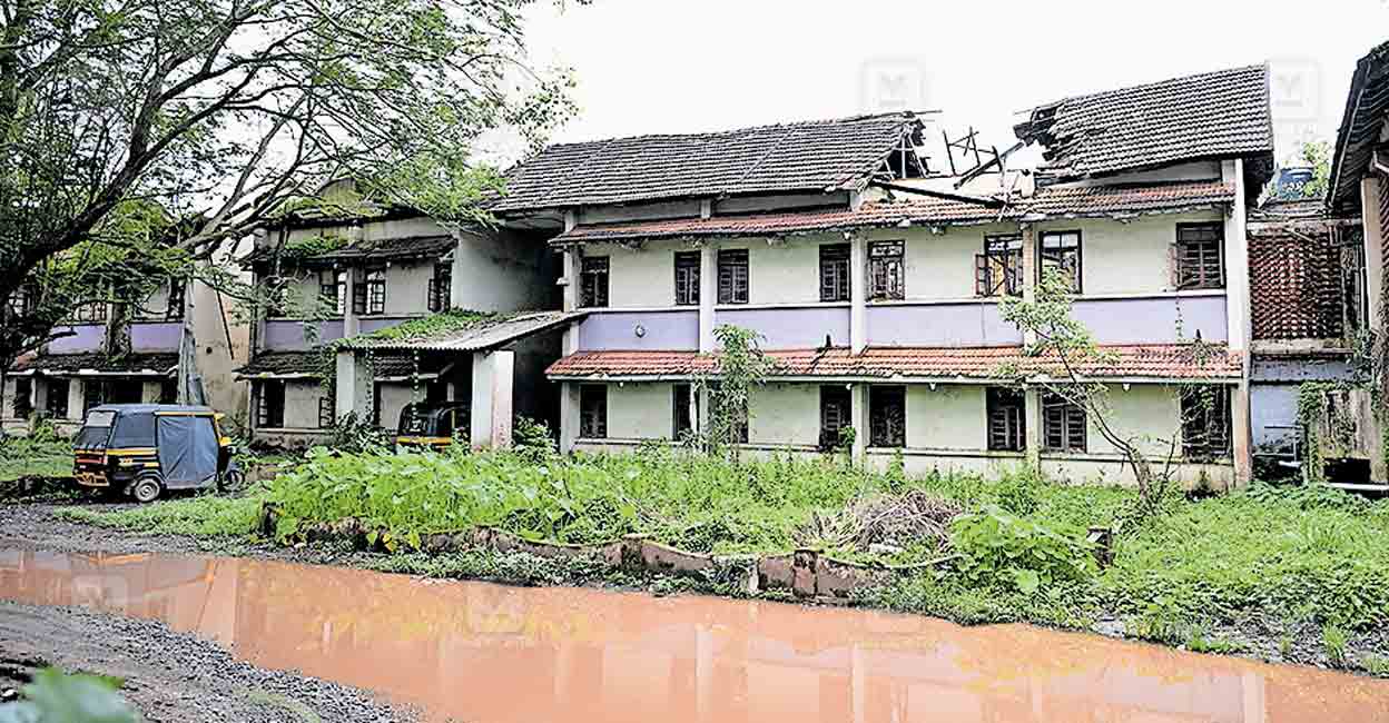 കടവന്ത്ര കേന്ദ്രീയ വിദ്യാലയ: പൊളിച്ചു മാറ്റാതെ പൊളിഞ്ഞ് വീഴാറായ ...