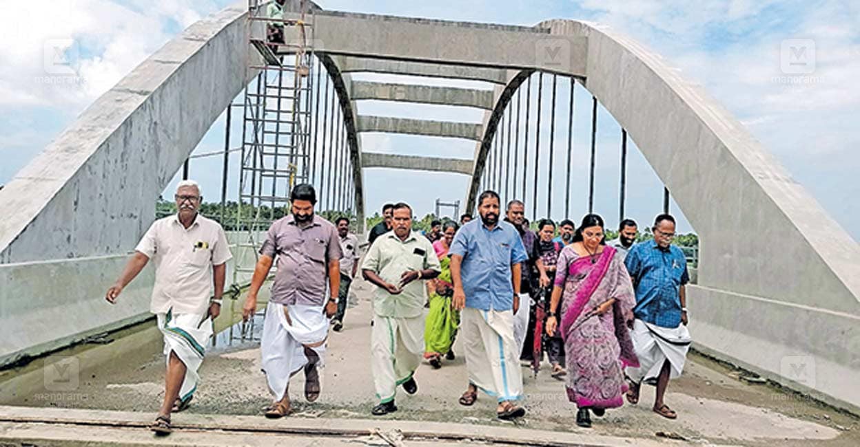 അയ്യായിരത്തിലേറെ തെങ്ങുകൾ ഭൂമിയിൽ താഴ്ത്തി ജിയോ പൈലിങ്; പെരുമ്പളം പാലം ...