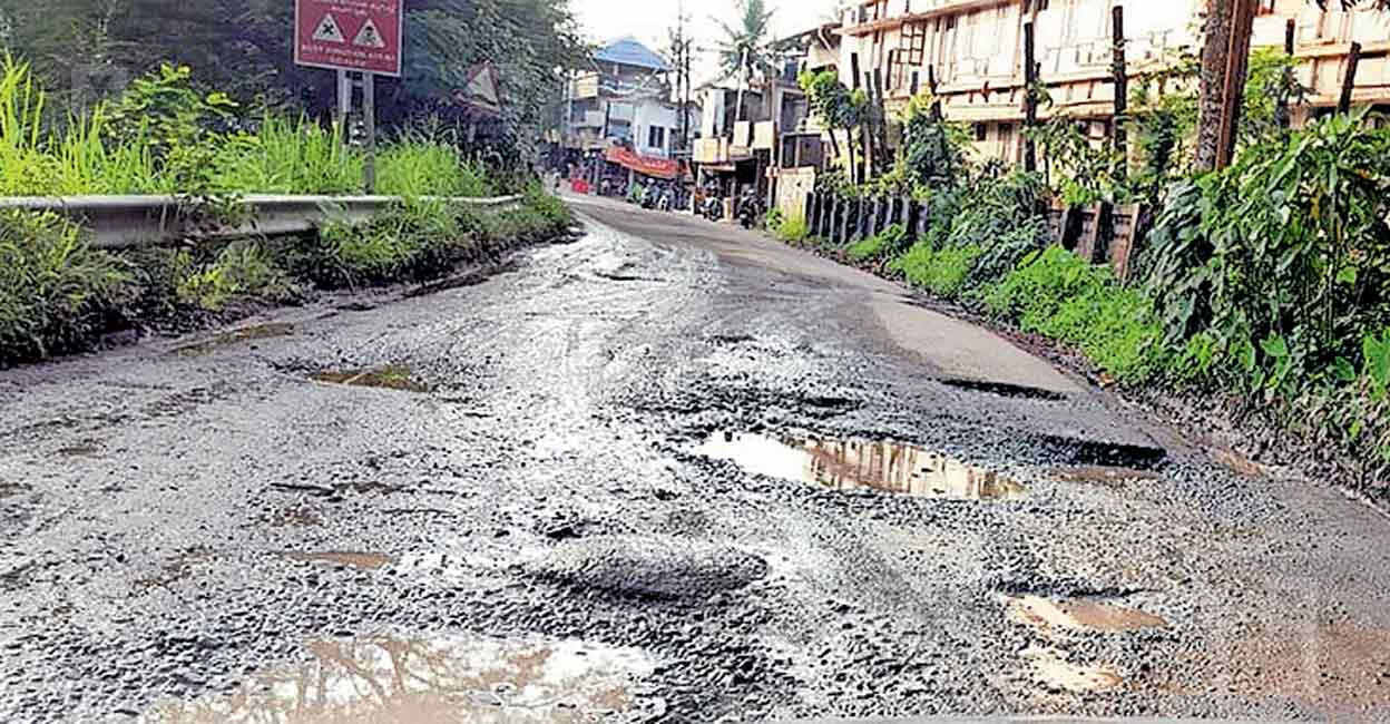 മണ്ണൂർ പോഞ്ഞാശേരി റോഡ്: തീരാത്ത ദുരിതയാത്ര; വെള്ളം കെട്ടിക്കിടക്കുന്ന ...