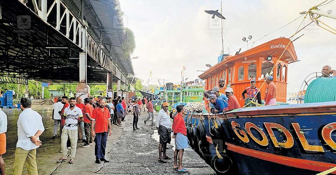 കൊച്ചി ഫിഷറീസ് ഹാർബർ വീണ്ടും കൂലിത്തർക്കം; സംഘർഷാവസ്ഥ | Kochi Fisheries ...