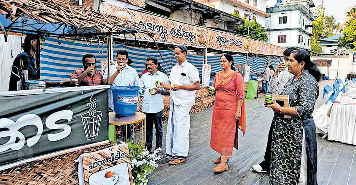ചായക്കോപ്പയിലെ അലിവുകാറ്റ്; നിർധന രോഗികൾക്ക് ചികിത്സാസഹായമൊരുക്കാ ...