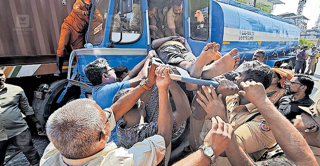 കുറ്റിക്കാട്ടുകരയിൽ ലോറികൾ കൂട്ടിയിടിച്ചു | Eloor accident | Tanker ...