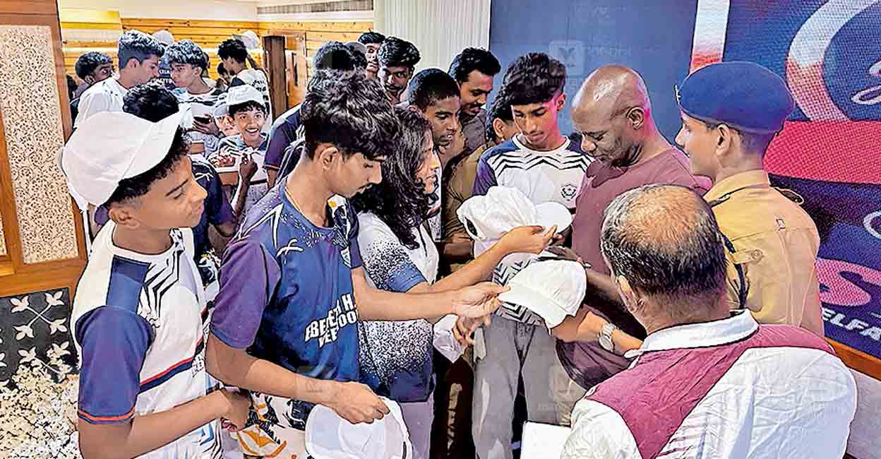 വേഗരാജാവിന്റെ വിജയമന്ത്രങ്ങൾ; വീട്ടൂർ എബനേസർ സ്കൂളിലെത്തി ബെൻ ജോൺസ ...