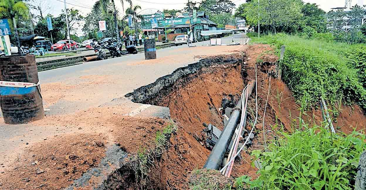 പാലക്കാട്ടുതാഴം പഴയ പാലം അപ്രോച്ച് റോഡ്: ഗതാഗതം നിലച്ചിട്ട് 2 മാസം ...