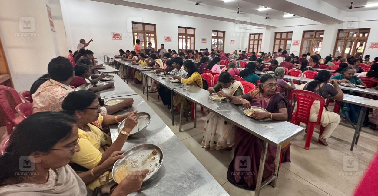 തിരുവൈരാണിക്കുളം ക്ഷേത്രത്തില്‍ അന്നദാനമായി കുത്തരിക്കഞ്ഞിയും പുഴുക്കും ...