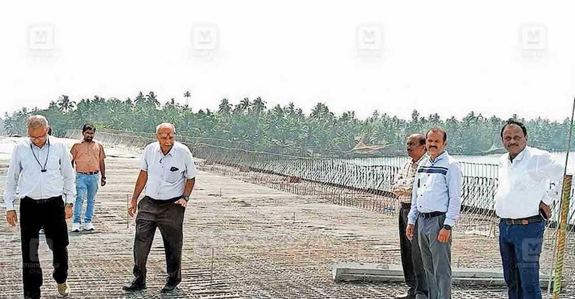 മൂത്തകുന്നം– കോട്ടപ്പുറം പാലത്തിന്റെ തൂണുകൾ പരിശോധിക്കാൻ വിദഗ്ധ ...