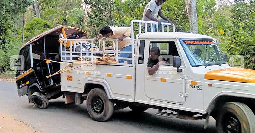 100 അടി താഴ്ചയിലേക്ക് ഓട്ടോ മറിഞ്ഞ് 3 പേർക്ക് പരുക്ക്