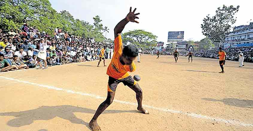 നാടൻ പന്തുകളി മത്സരം ആദ്യമായി ഫ്ലഡ്‌ലിറ്റ് മൈതാനത്ത്