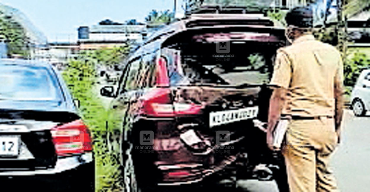കാർ ഇടിച്ച് 2 പേർക്ക് പരുക്ക്