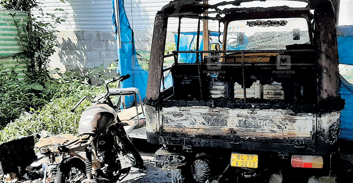 സാമൂഹിക വിരുദ്ധർ ഓട്ടോറിക്ഷ തീയിട്ടു നശിപ്പിച്ചു