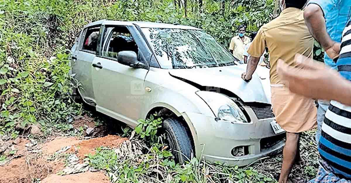 നിയന്ത്രണം വിട്ട കാർ 50 അടി താഴ്ചയിലേക്ക്; നിസ്സാര പരുക്കുകളോടെ ...