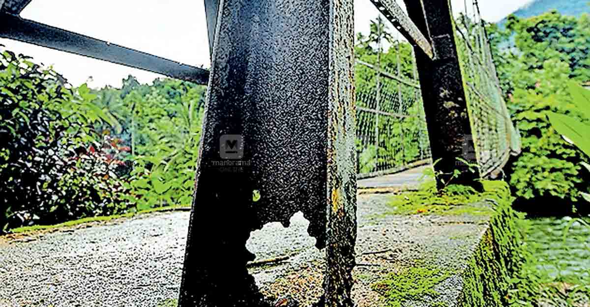 അപകട ഭീഷണി ഉയർത്തി ഈ തൂക്കുപാലം; ഏതു സമയത്തും ഒടിഞ്ഞു വീഴാന്‍ സാധ്യത