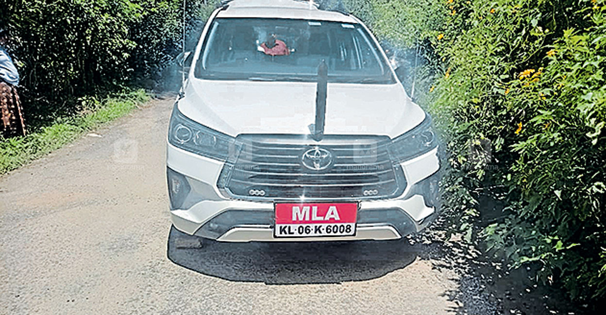 ടയർ ഊരിത്തെറിച്ചു; മണിയുടെ വാഹനം അപകടത്തിൽ പെടുന്നത് നാലാം തവണ: സ്പെഷ ...